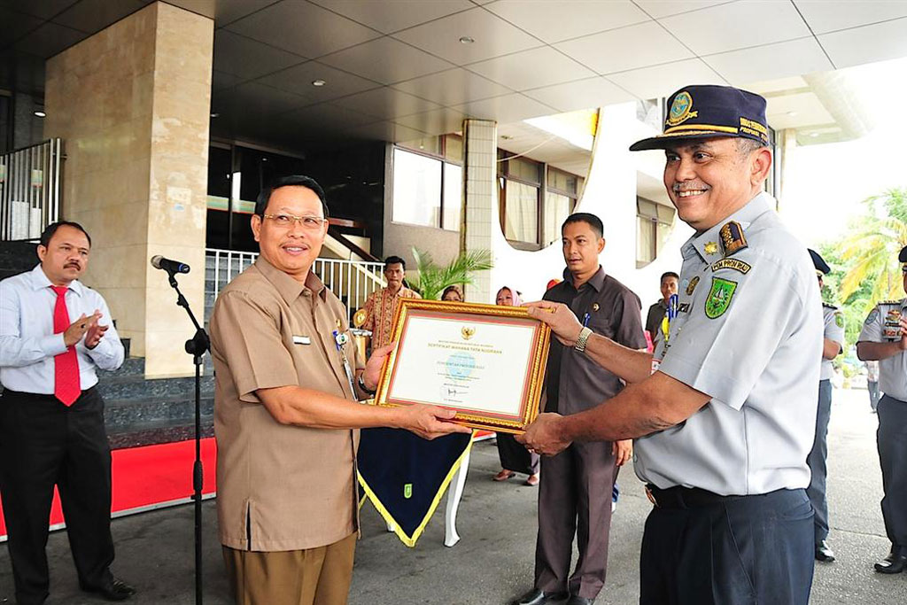 Sekda Prov Riau Menerima Piala WTN | RiauInfo