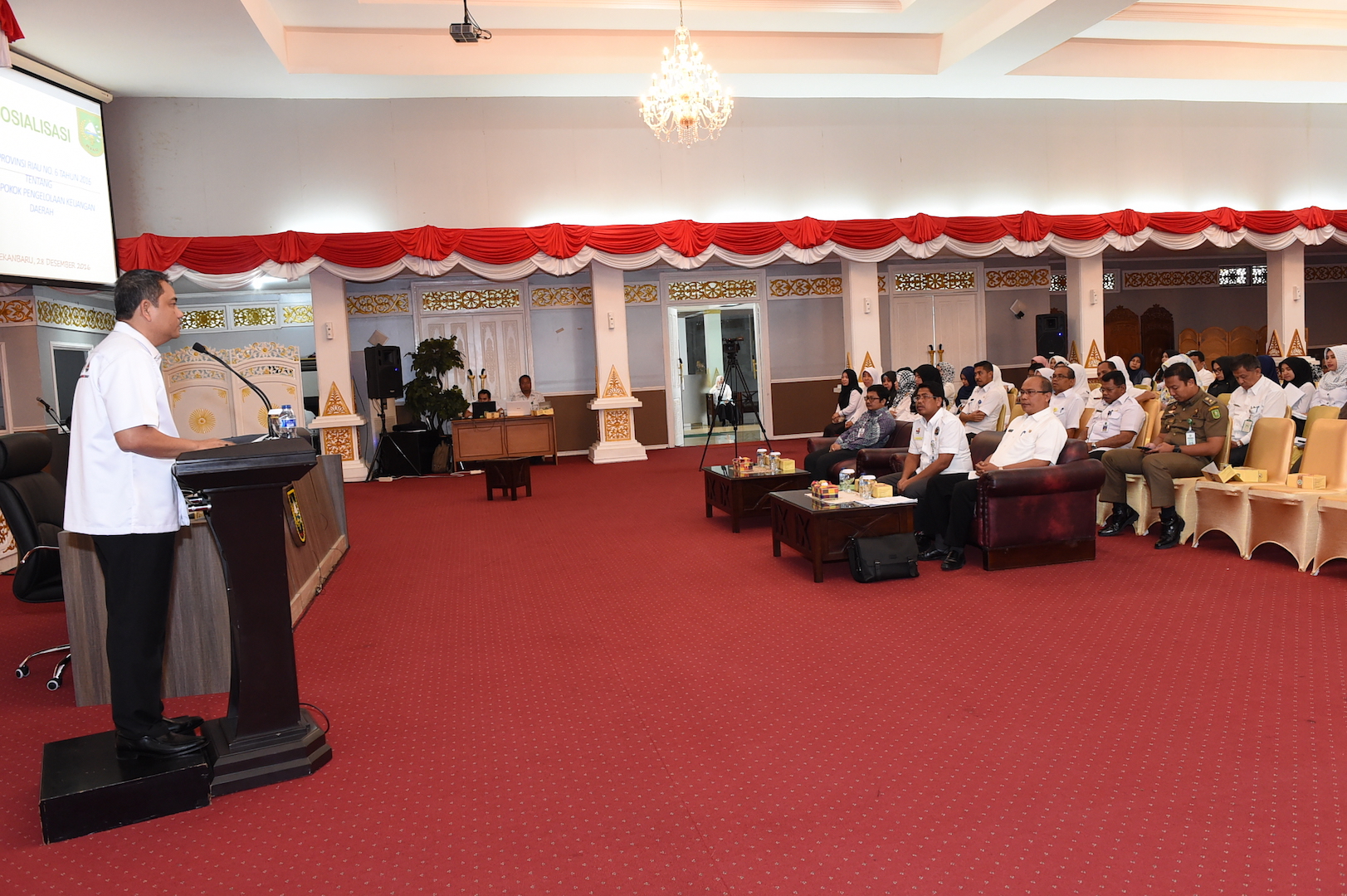 Sekda Prov Riau memberikan sambutan dan arahan saat Hadir sekaligus ...